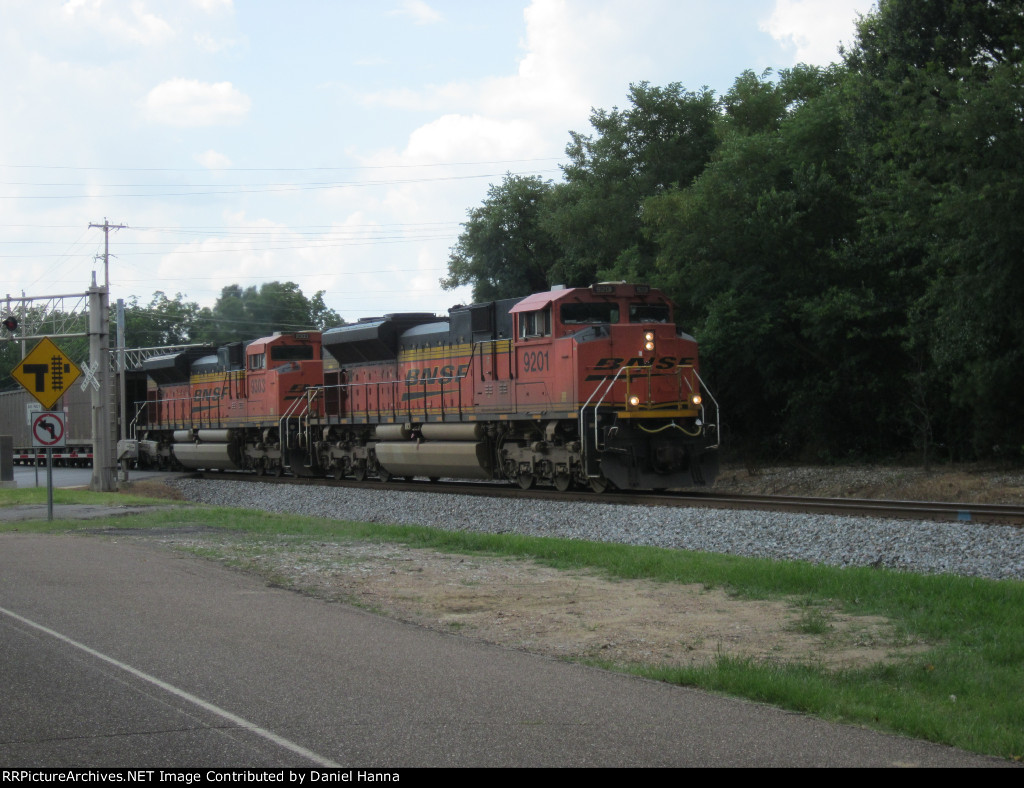 BNSF ACes lead NS 736